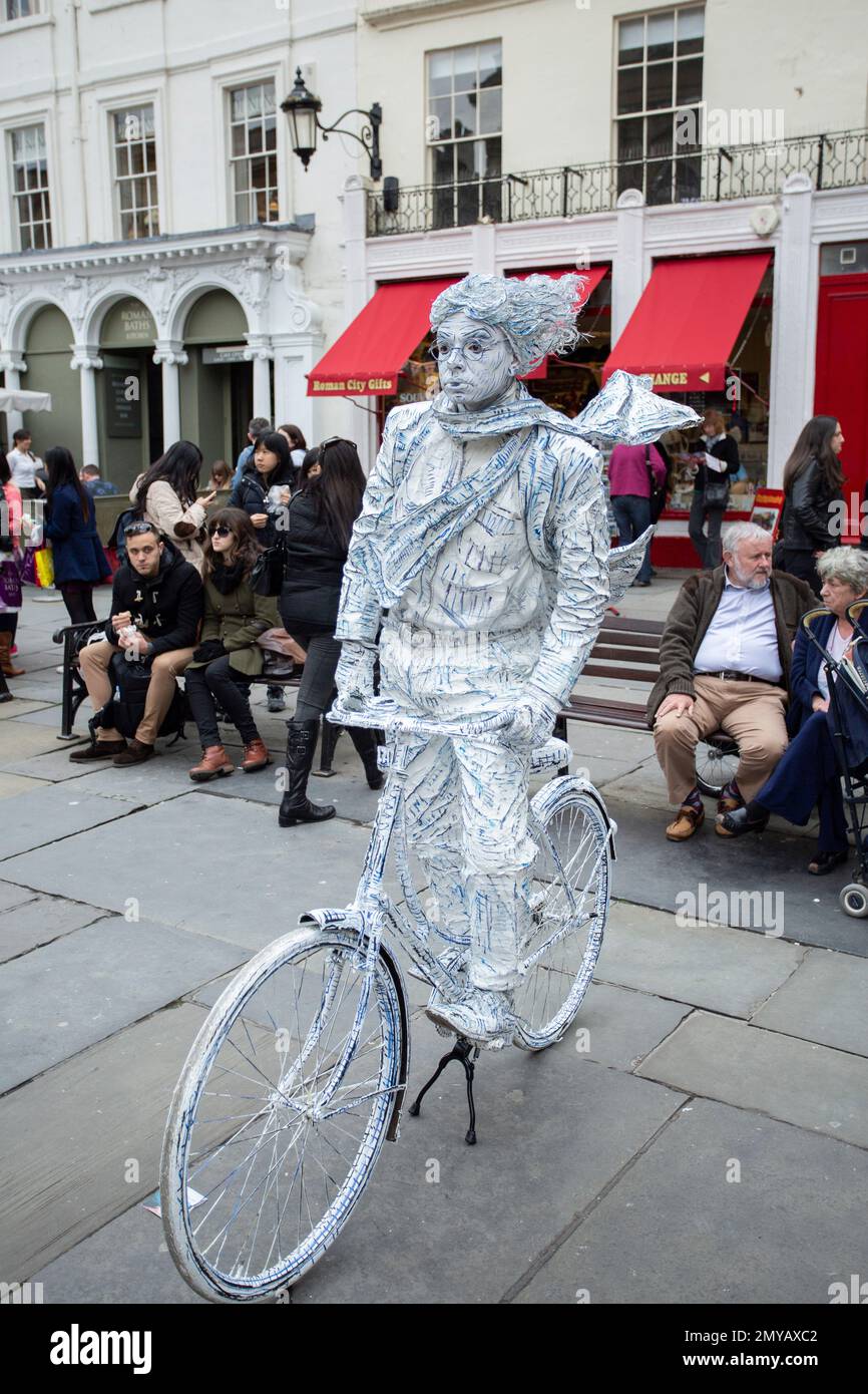 Posing with a statue hi-res stock photography and images - Alamy