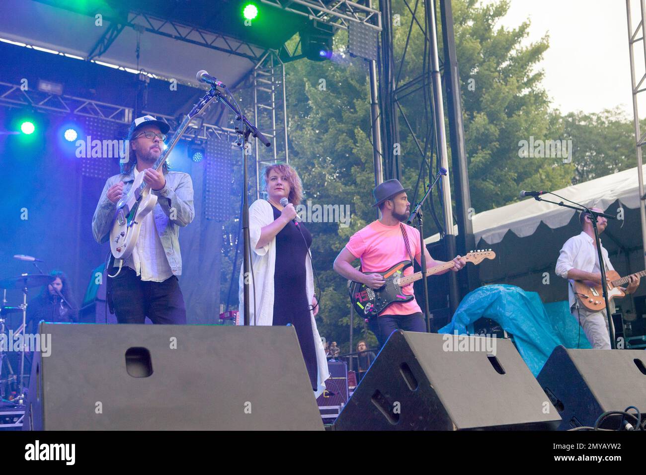 Kevin Drew, Amy Millan of Stars, Evan Cranley, Charles Spearin perform ...