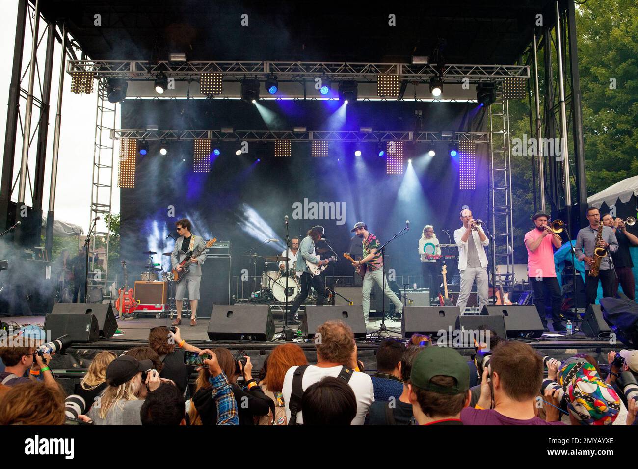 Andrew Whiteman, Justin Peroff, Kevin Drew, Brendan Canning, Charles ...