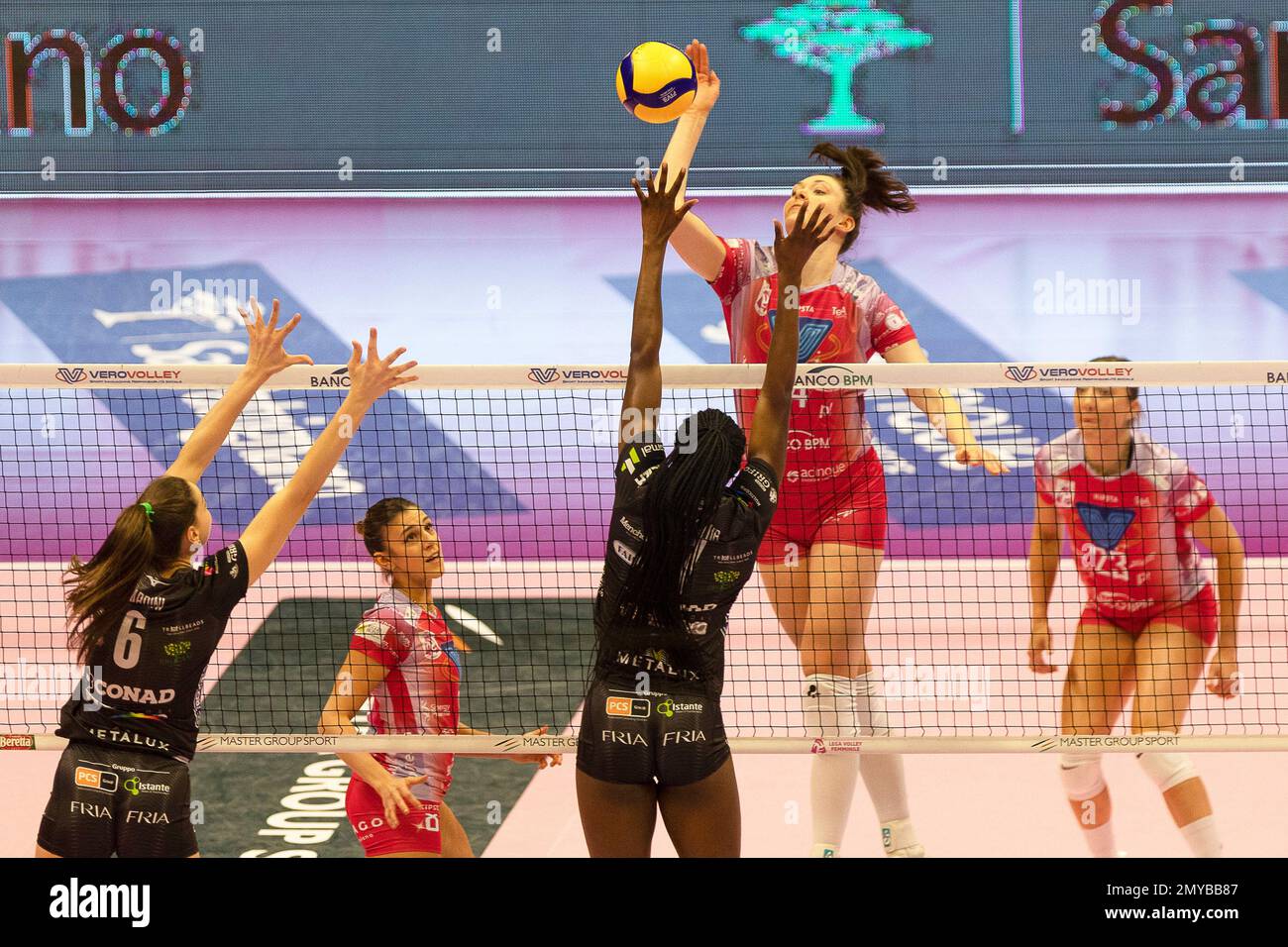 Spike of Dana Rettke (Vero Volley Milano Stock Photo - Alamy