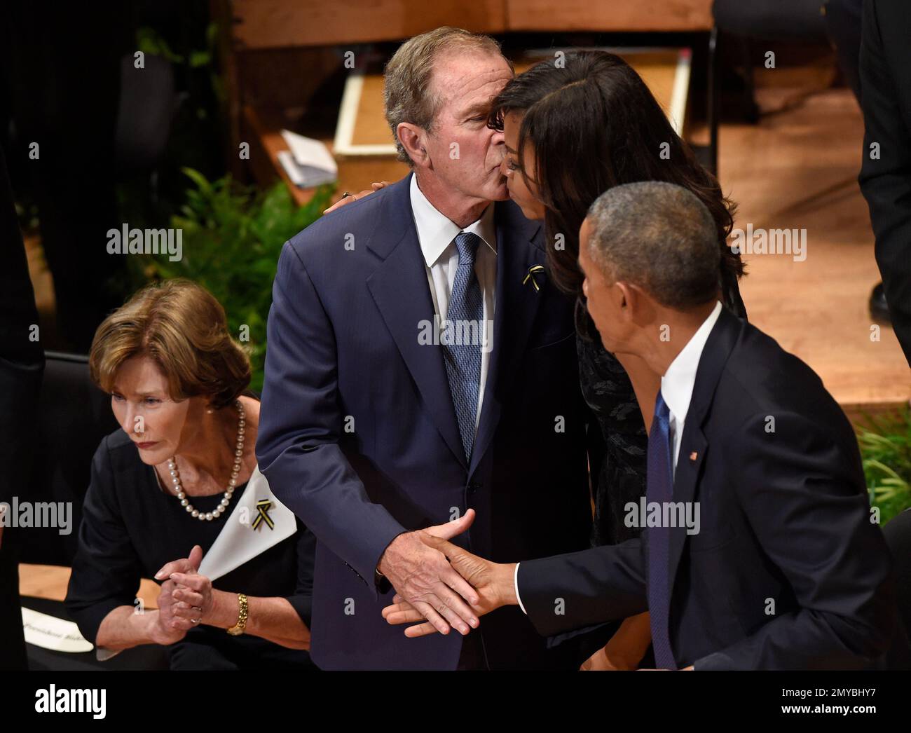 Former President George W. Bush give first lady Michelle Obama a kiss ...