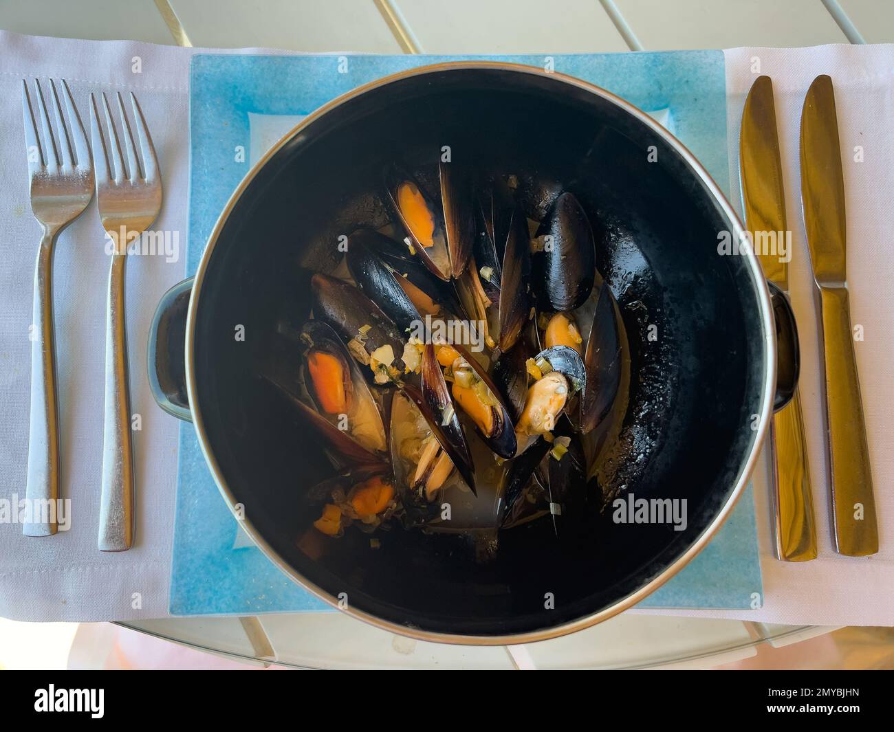 Fresh mussels moule mariniere served in a pan Stock Photo - Alamy