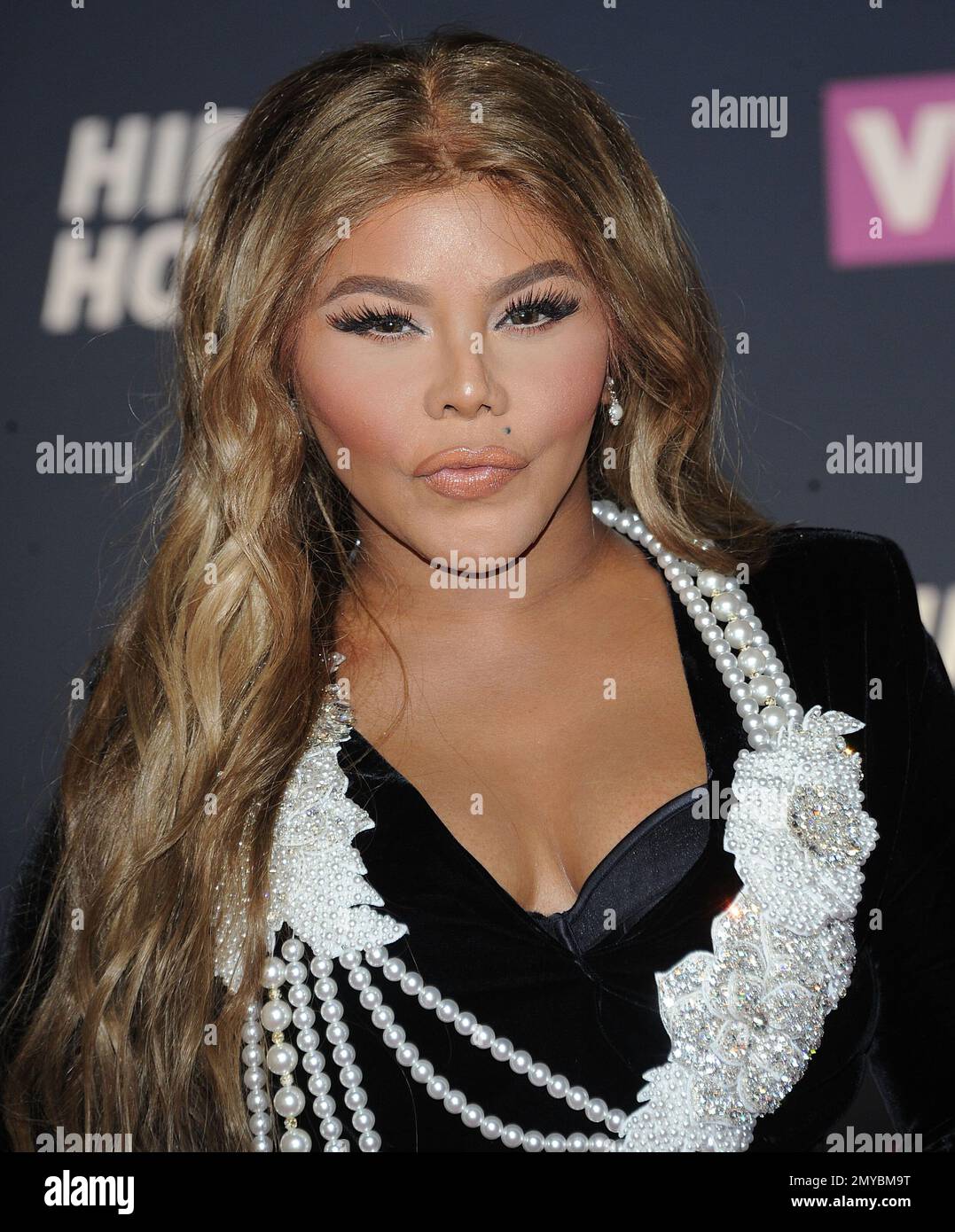 Lil Kim attends the arrivals at VH1's Hip Hop Honors at David Geffen ...