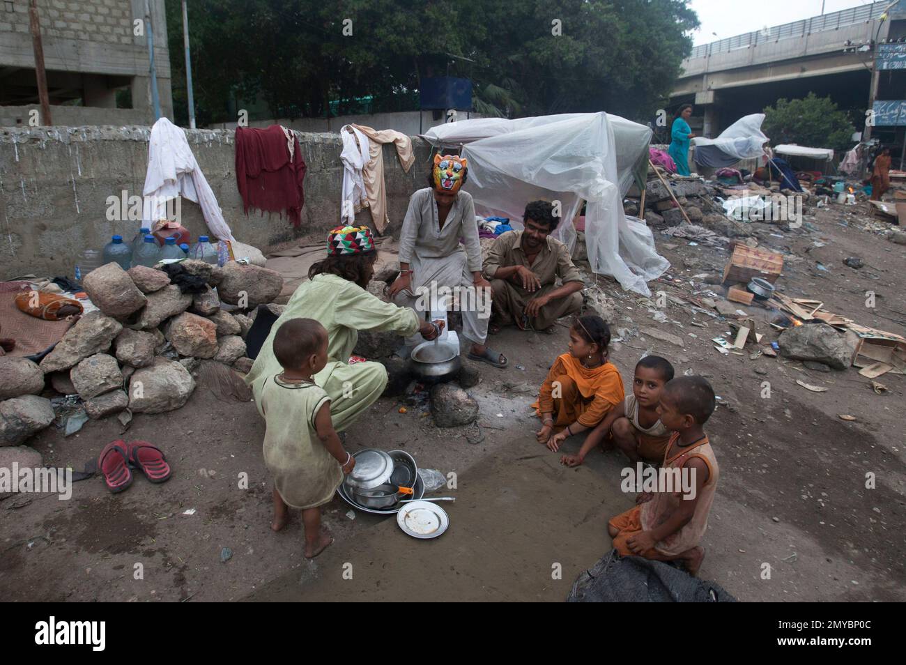 Homeless Pakistanis live along a railway track in Karachi, Pakistan ...