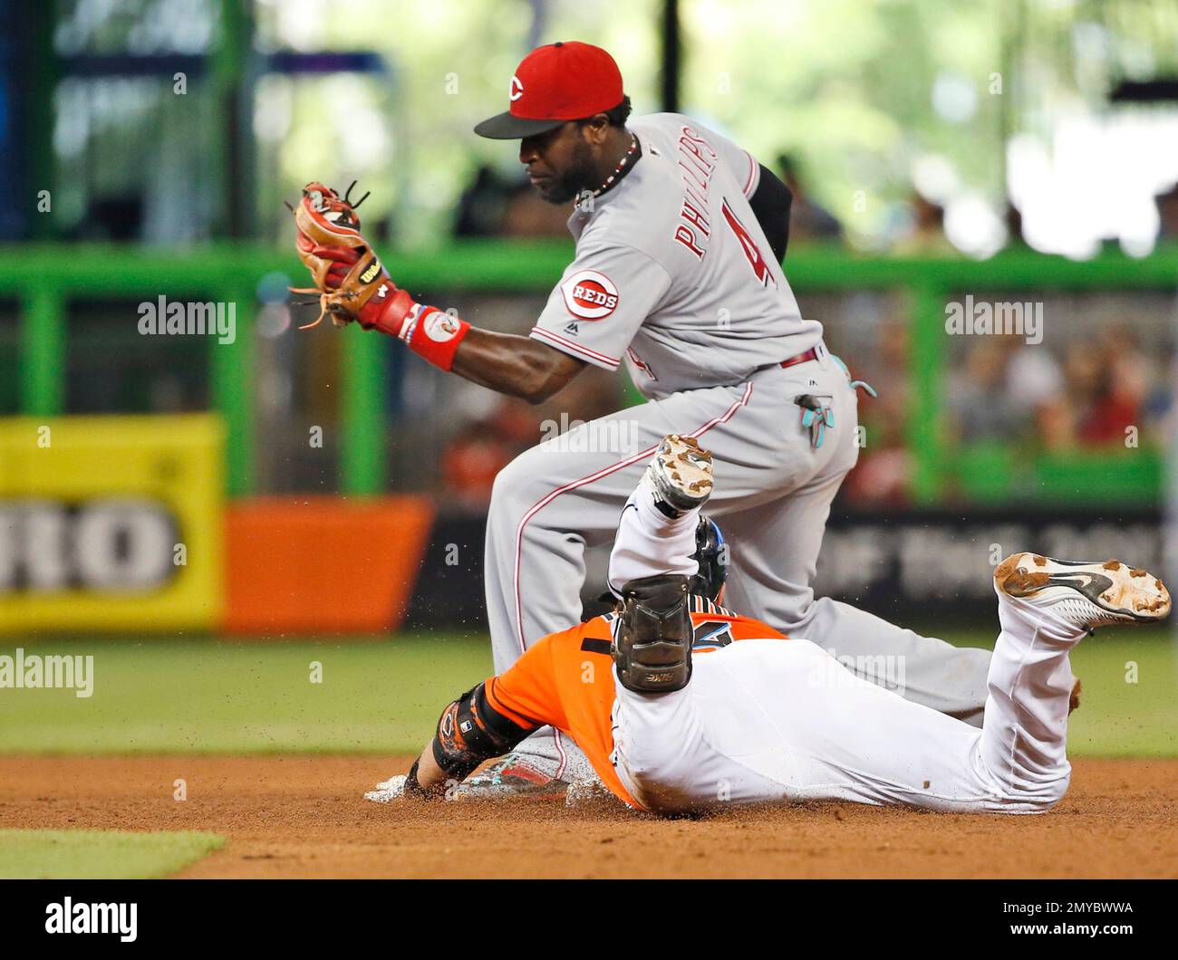 Cincinnati Reds second baseman Brandon Phillips (4) attempts the tag as ...