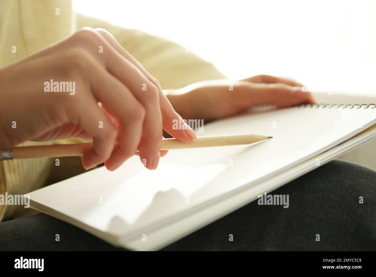 Woman drawing picture in notebook hi-res stock photography and images ...