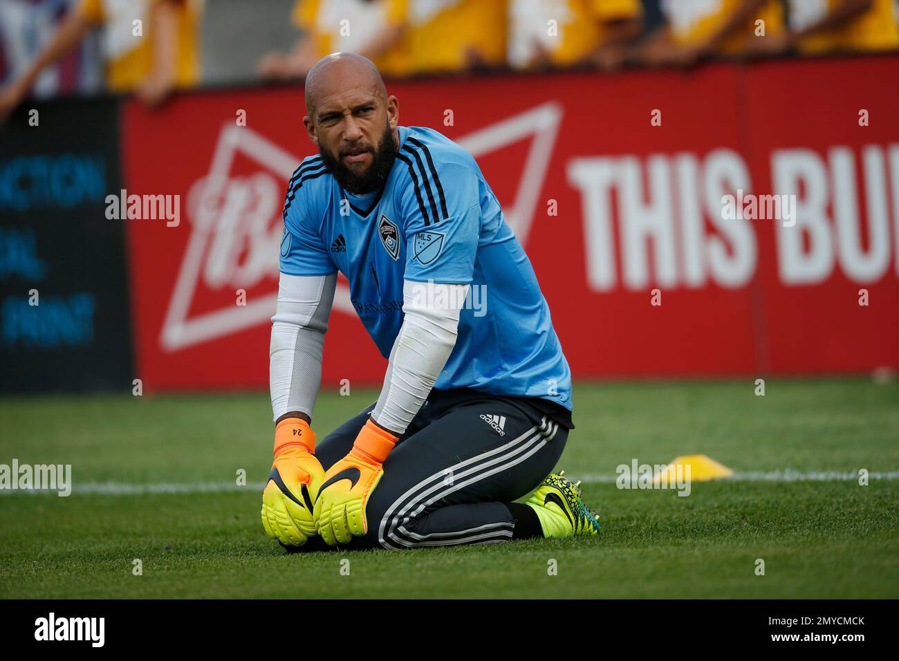 Colorado Rapids goalkeeper Tim Howard (1) warms up before the first ...