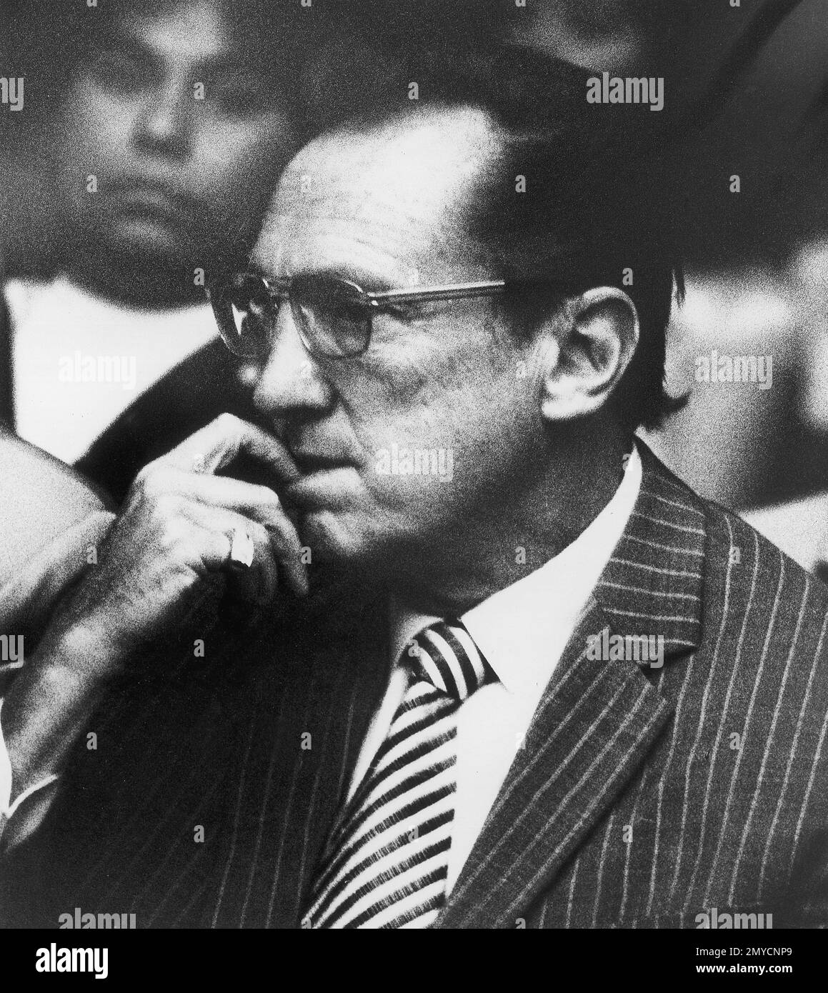 Al Davis, Los Angeles Raiders partner, bites his nail during trial in ...