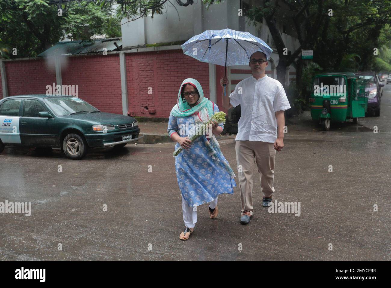 People arrive to offer flowers as they pay their respects to the ...