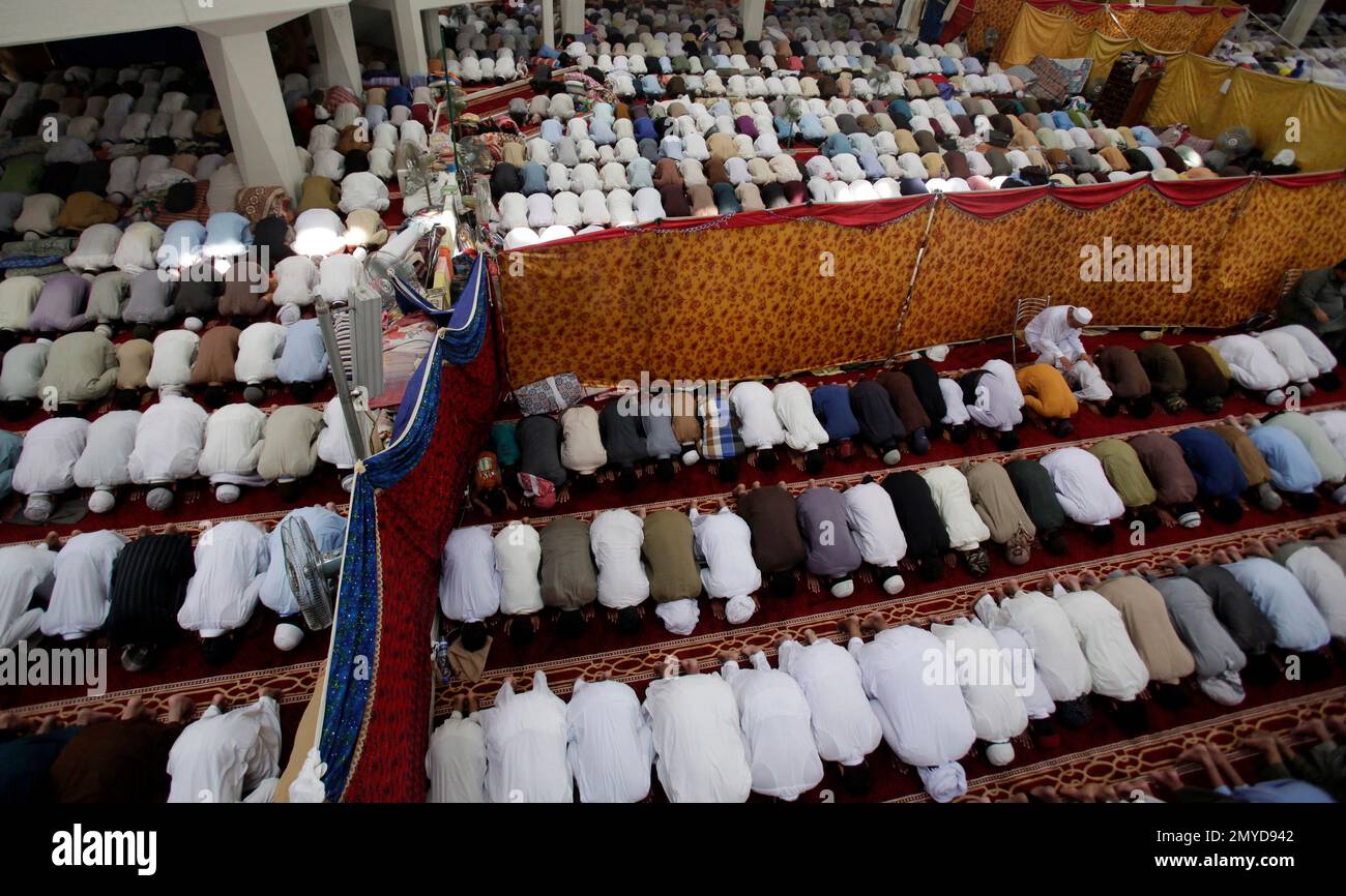 Pakistani Muslims offer prayer of Jumat-ul-wida, the last Friday of the ...