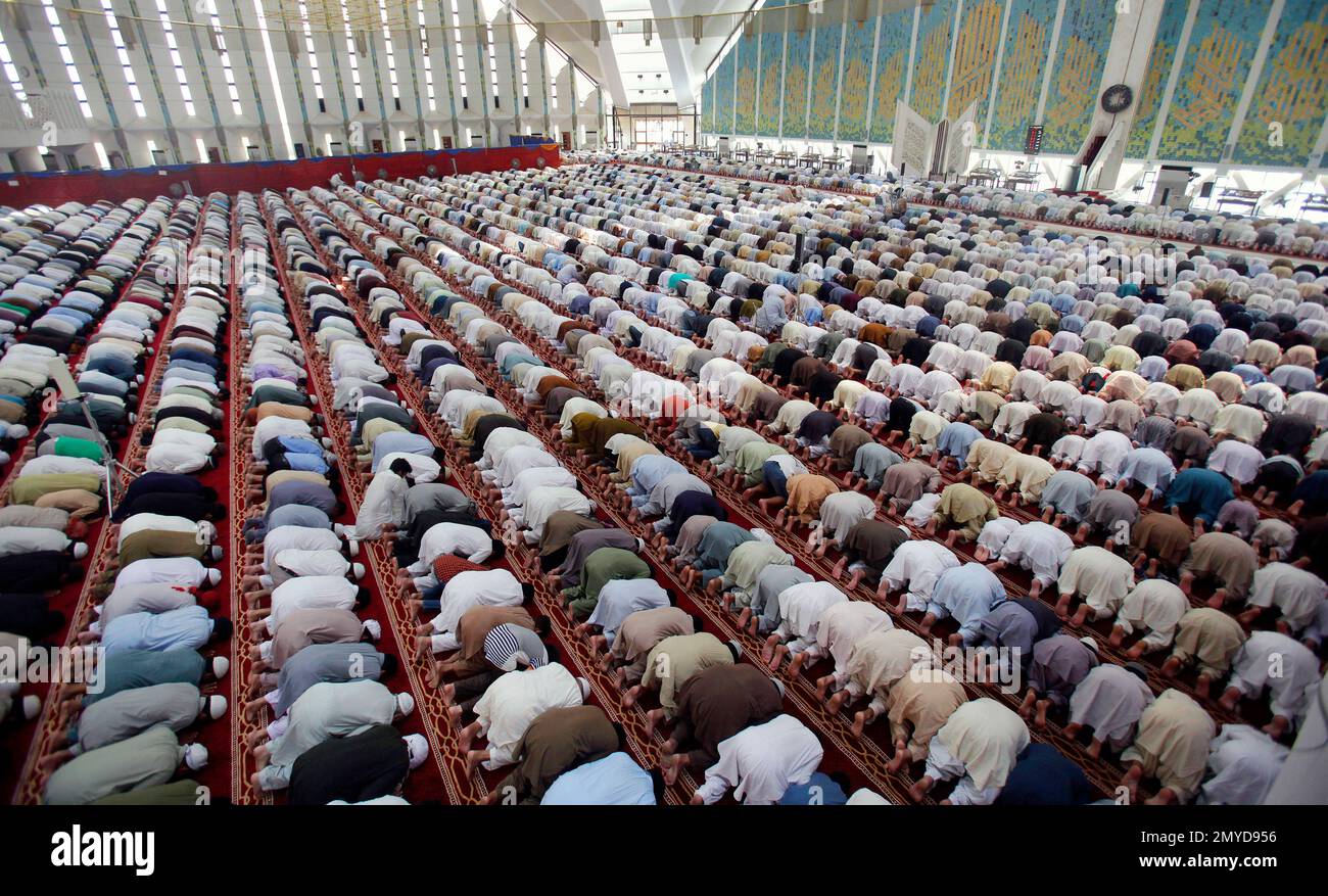 Pakistani Muslims offer prayers of Jumat-ul-wida, the last Friday of ...