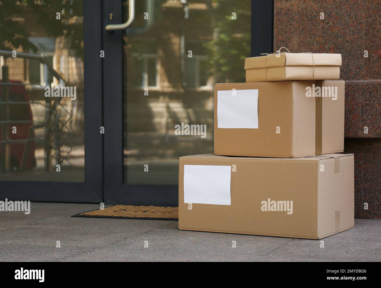 Delivered parcels on door hi-res stock photography and images - Alamy