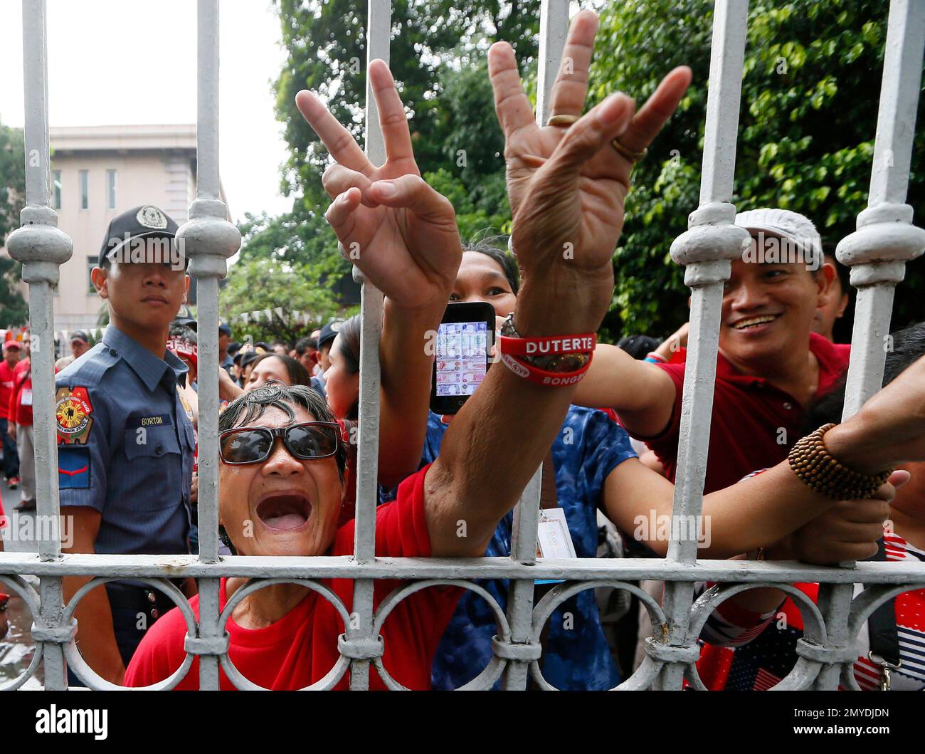 Supporters cheer as defeated Vice-presidential candidate Sen. Ferdinand ...