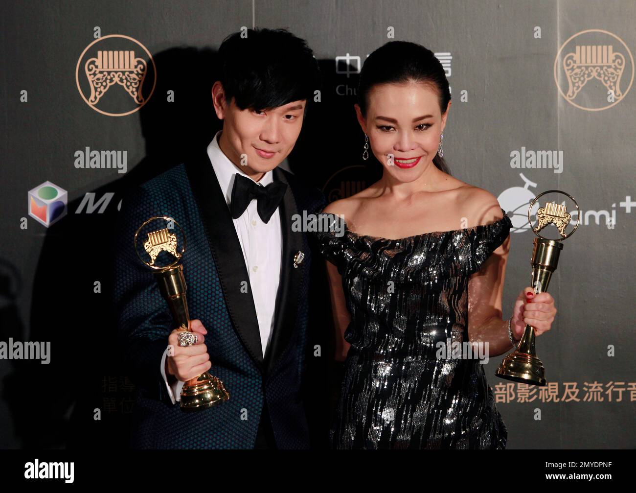 Taiwanese singer Julia Peng and Singapore singer JJ Lin hold their ...