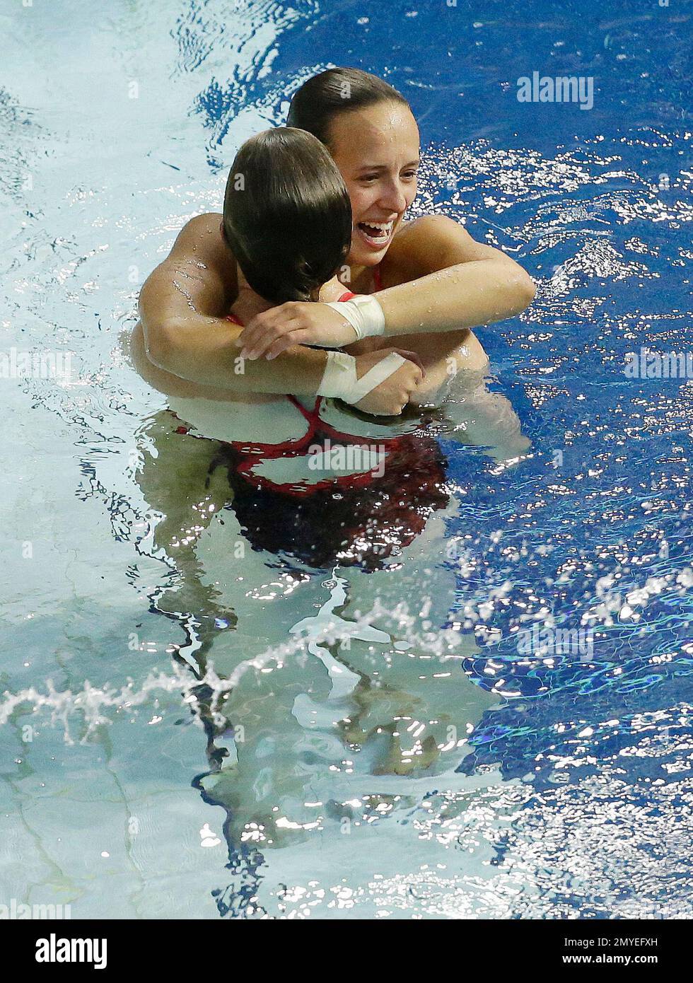 Jessica Parratto and Amy Cozad celebrate after winning the synchronized ...
