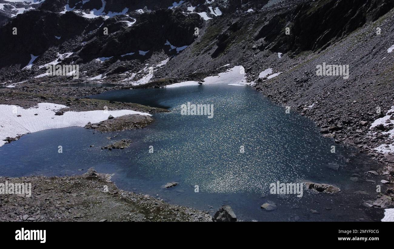 Frozen small pond hi-res stock photography and images - Alamy