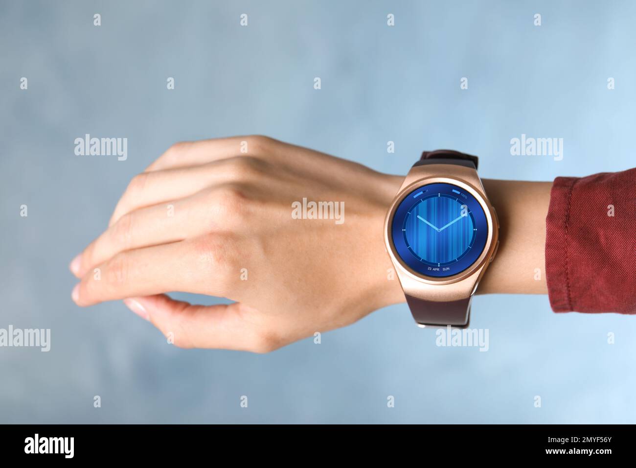 Woman smart watch text new hi-res stock photography and images - Alamy