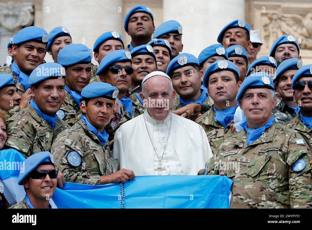 Pope Francis poses for a family photo with argentinian militaries of ...