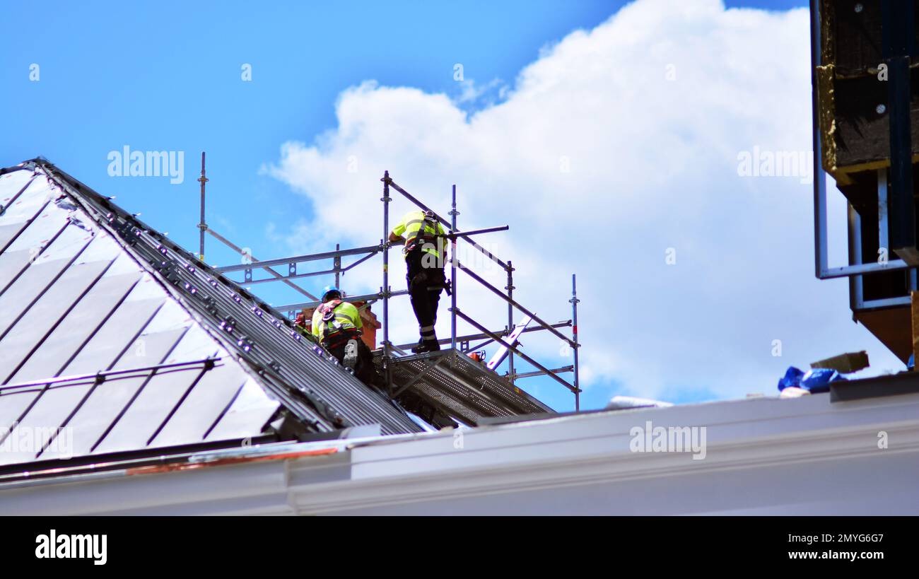 Construction worker on a scaffold Stock Photo - Alamy