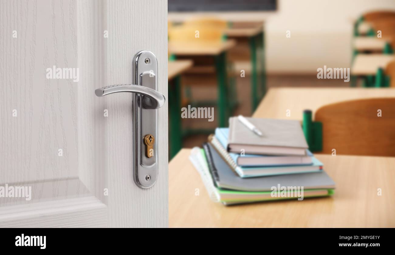 College campus welcome banner hi-res stock photography and images - Alamy