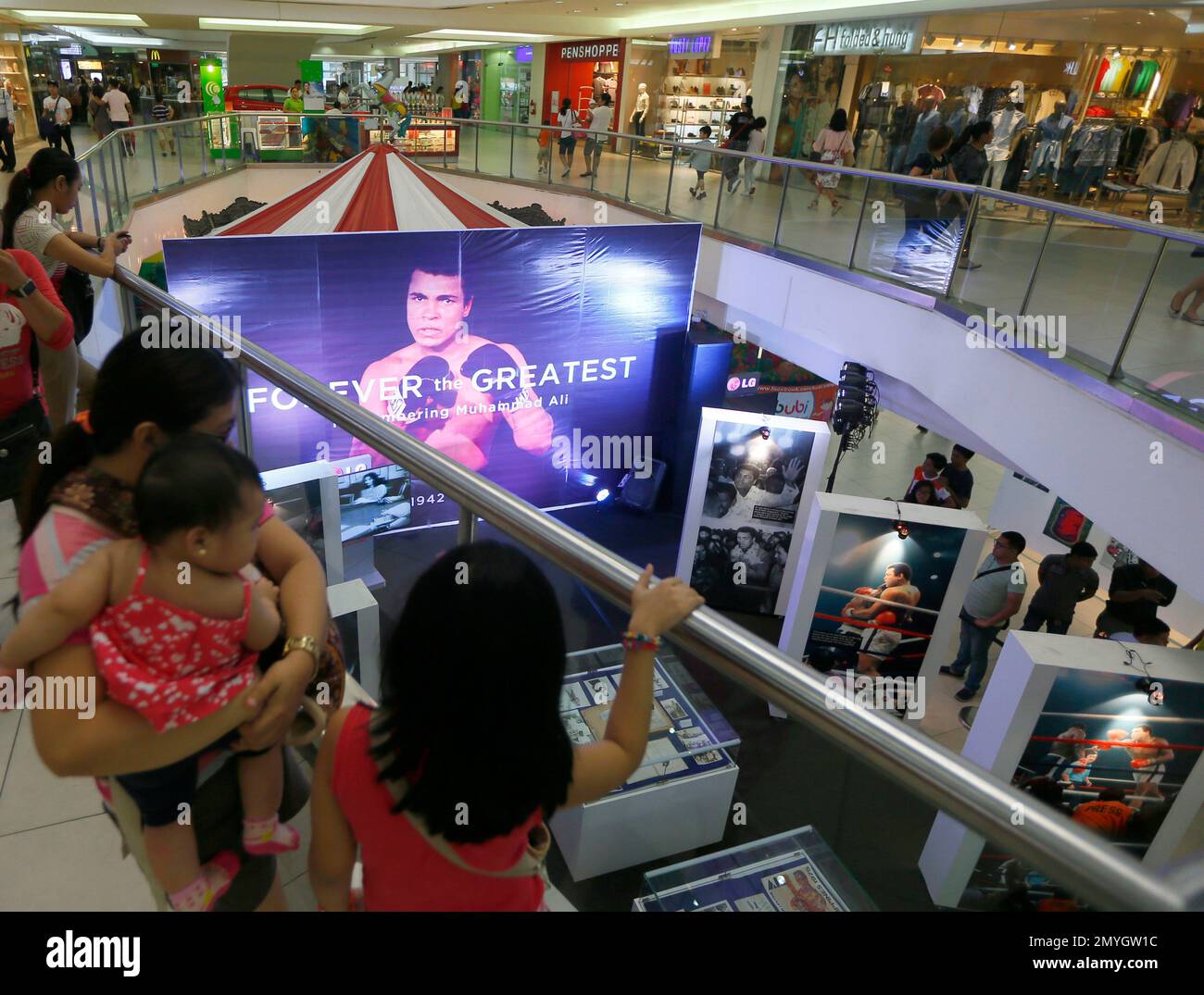 Filipino fans look at memorabilia from the "Thrilla in Manila" World ...