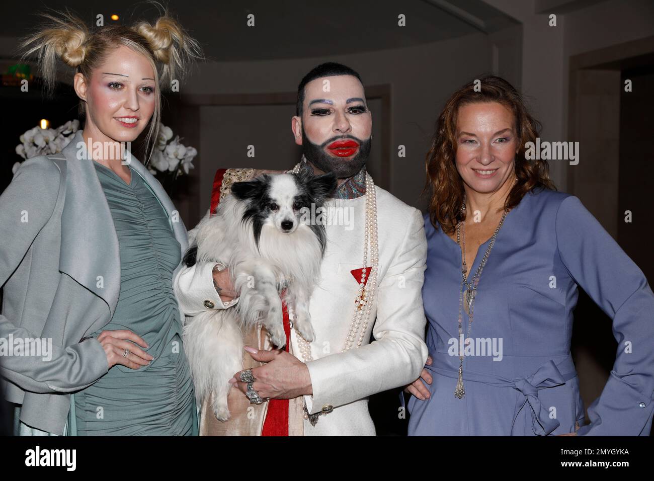 Beatrice Turin, Harald Glööckler mit Hund Billy King und Anja Gockel ...