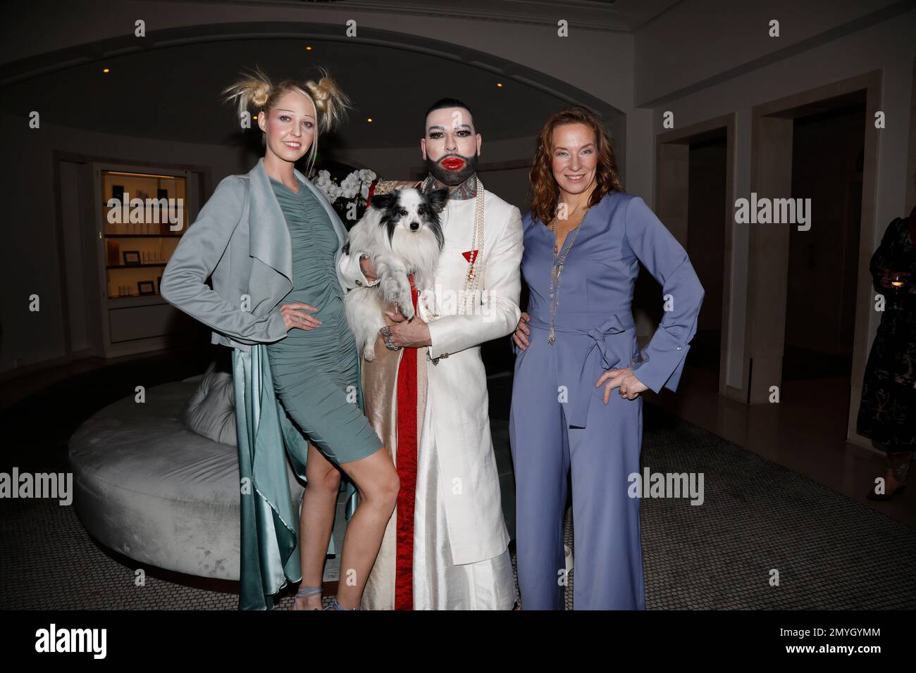 Beatrice Turin, Harald Glööckler mit Hund Billy King und Anja Gockel ...