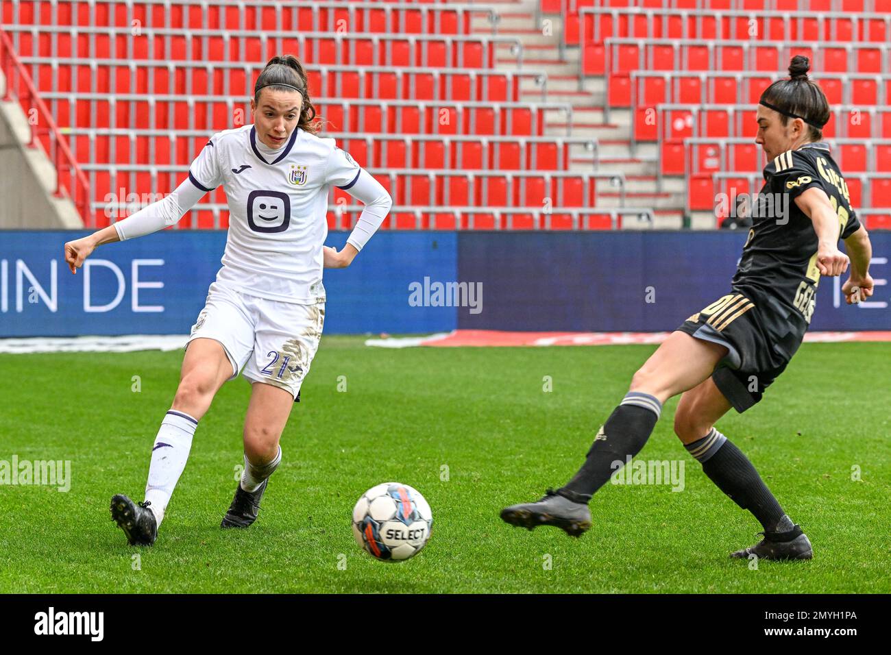 Silke Vanwynsberghe (21) of Anderlecht and Noemie Gelders (10) of ...