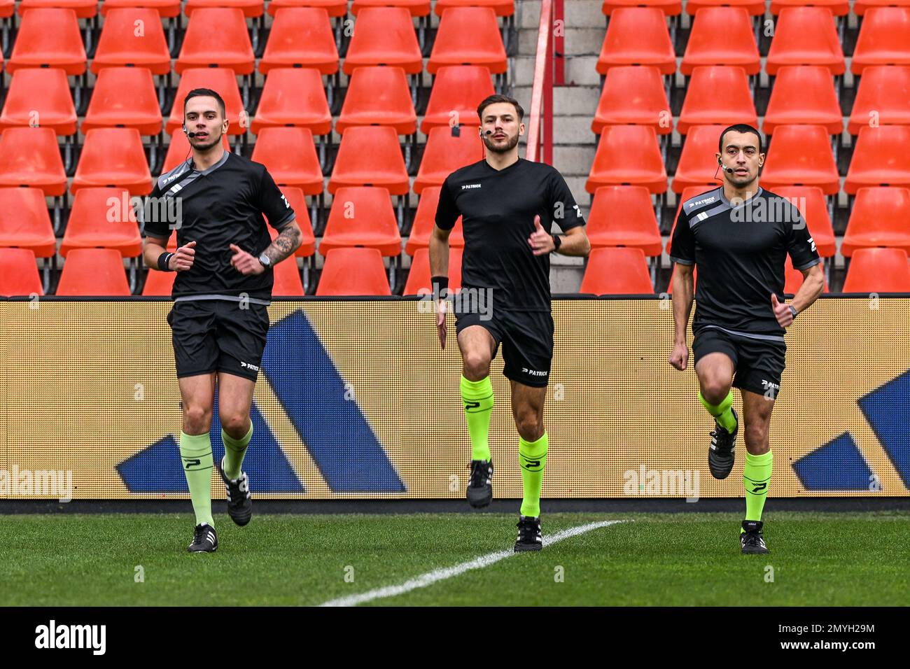 assistant referee Gilles De Beuckelaer , referee Yenthe Boogaerts ...