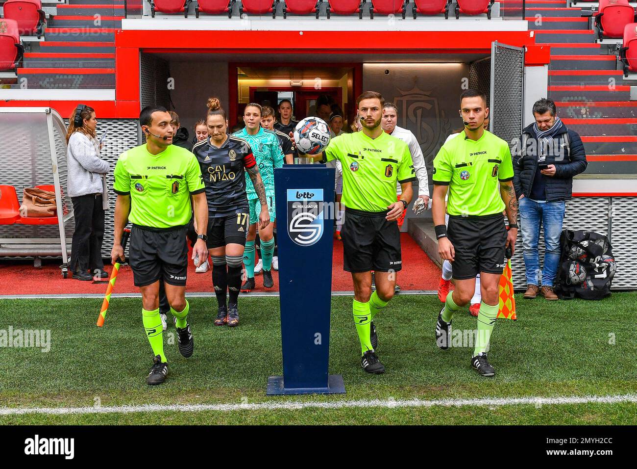 assistant referee Robby Keuleers , referee Yenthe Boogaerts , assistant ...