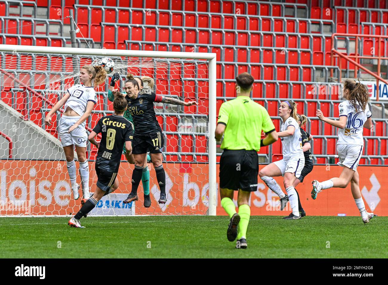 Lore Jacobs (9) of Anderlecht , Maud Coutereels (17) of Standard ...