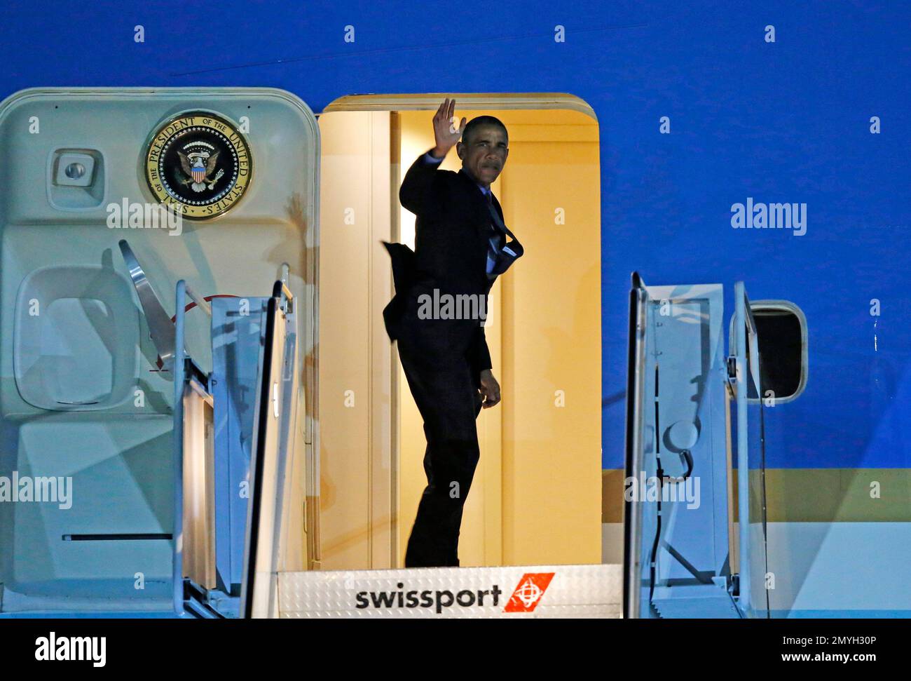 President Barack Obama waves from the top of the steps of Air Force One ...