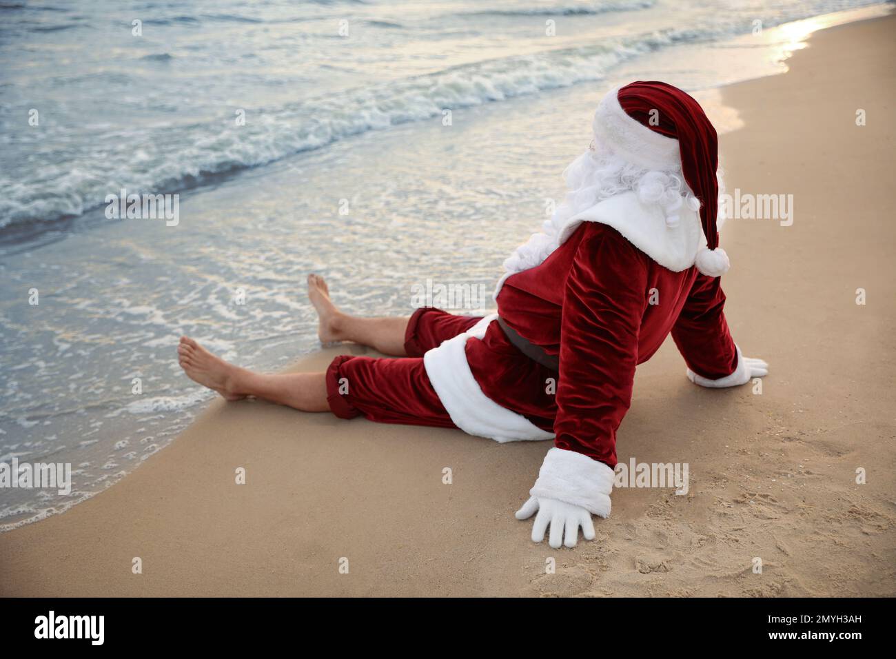Santa claus sitting on beach hi-res stock photography and images - Alamy