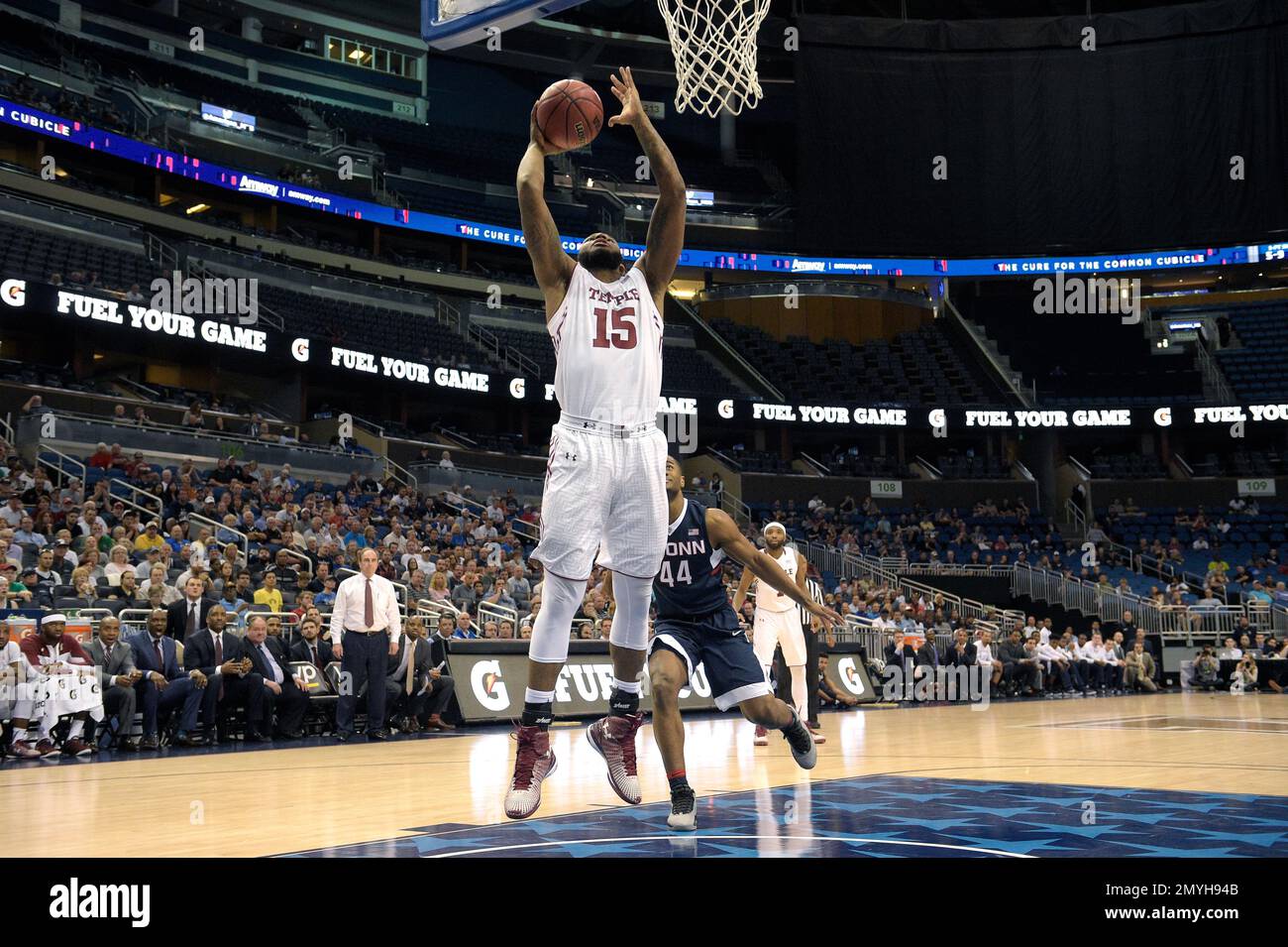 Temple's Jaylen Bond (15) goes up for a shot in front of Connecticut's ...