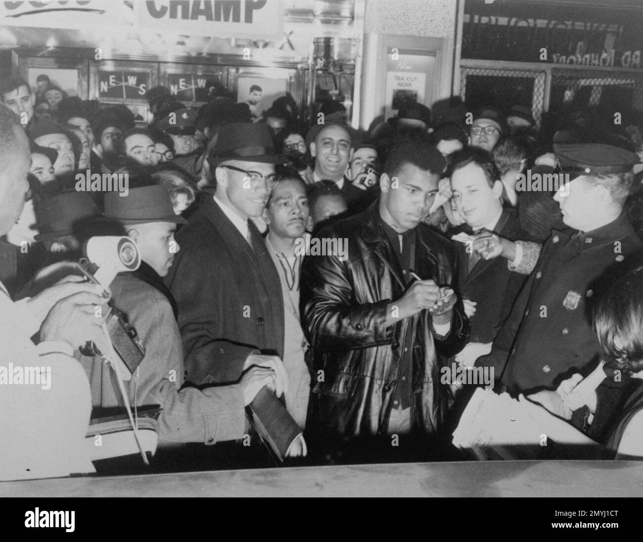 FILE - In this March 1, 1964, file photo, world heavyweight boxing ...