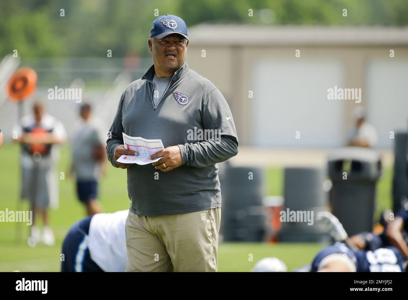 Tennessee Titans offensive coordinator Terry Robiskie watches during an ...