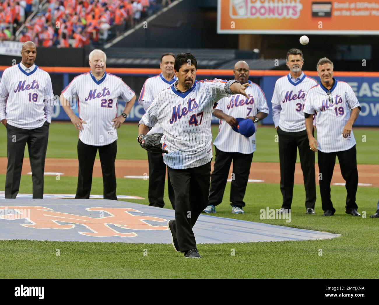 Former New York Mets pitcher Jesse Orosco (47) throws a ceremonial ...