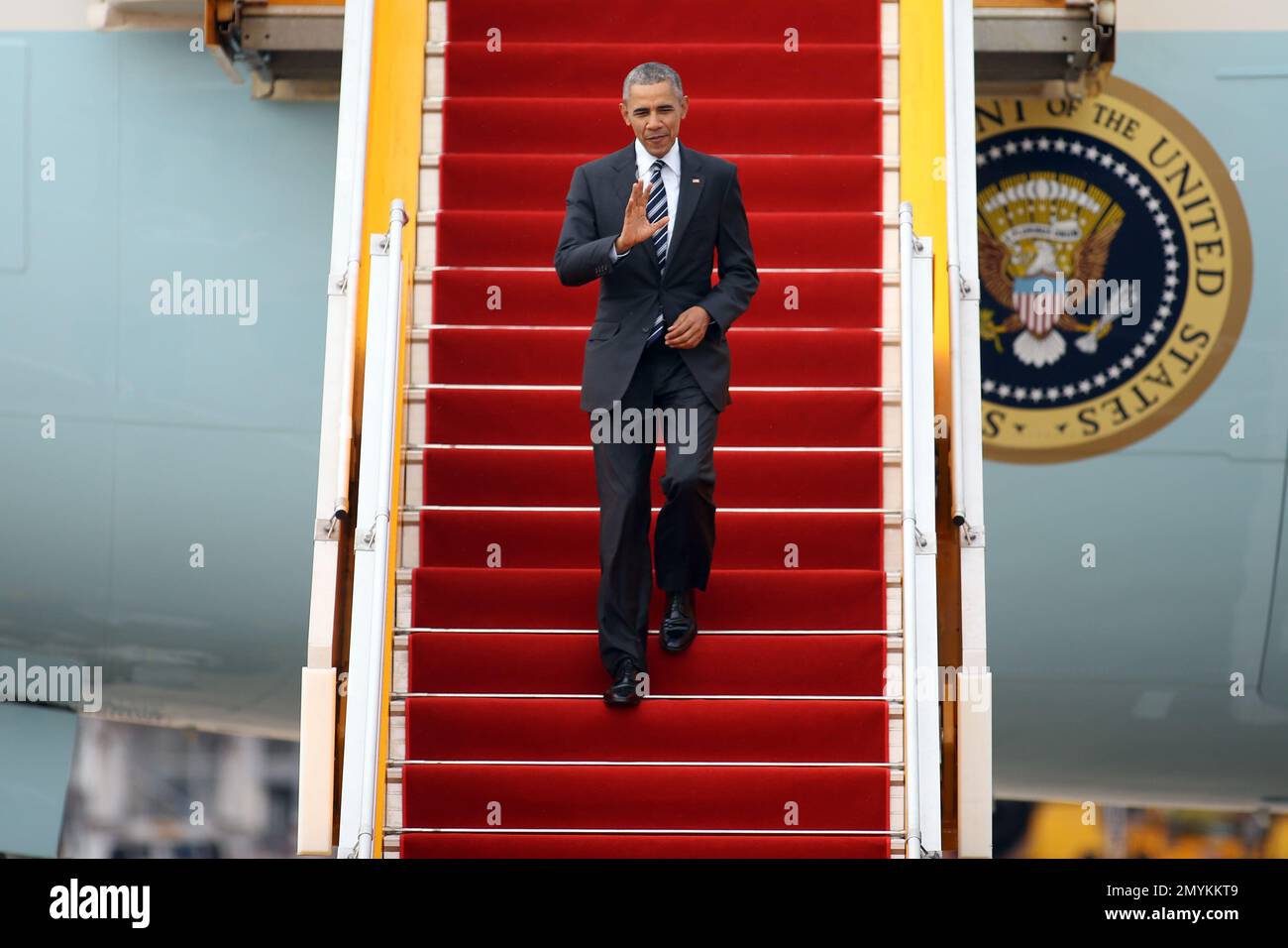 U.S. President Barack Obama arrives on Air Force One at Tan Son Nhat ...