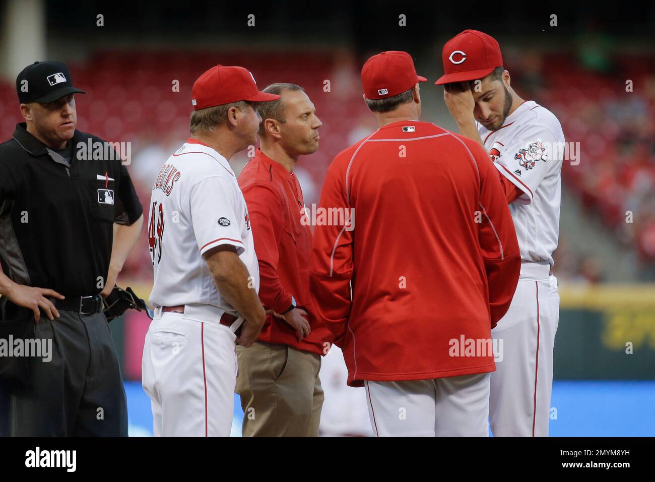 Cincinnati Reds starting pitcher Tim Adleman, right, wipes his forehead ...