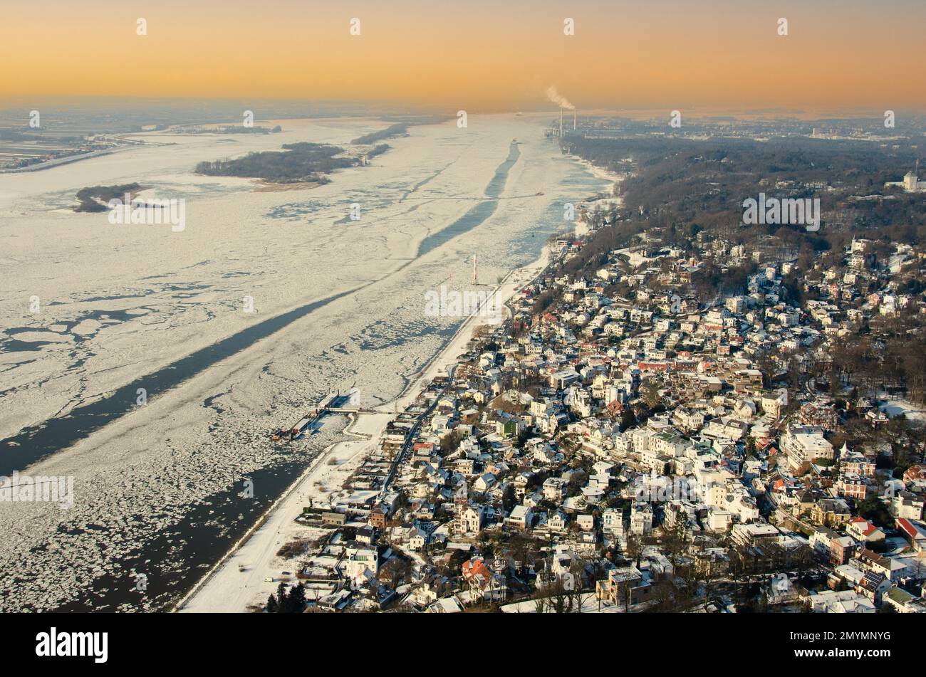 Winter atmosphere in Hamburg Blankenese with icy Elbe, winter, ice ...