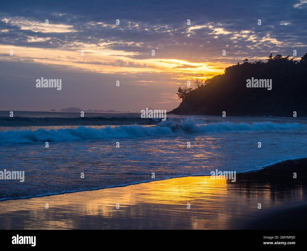 Morning sunrise at Hot Water Beach, East Coast Coromandel Peninsula ...