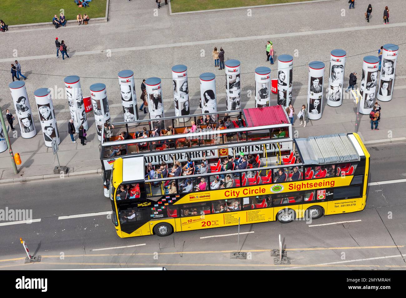 Sightseeing double-decker buses at the Lustgarten Unter den Linden ...