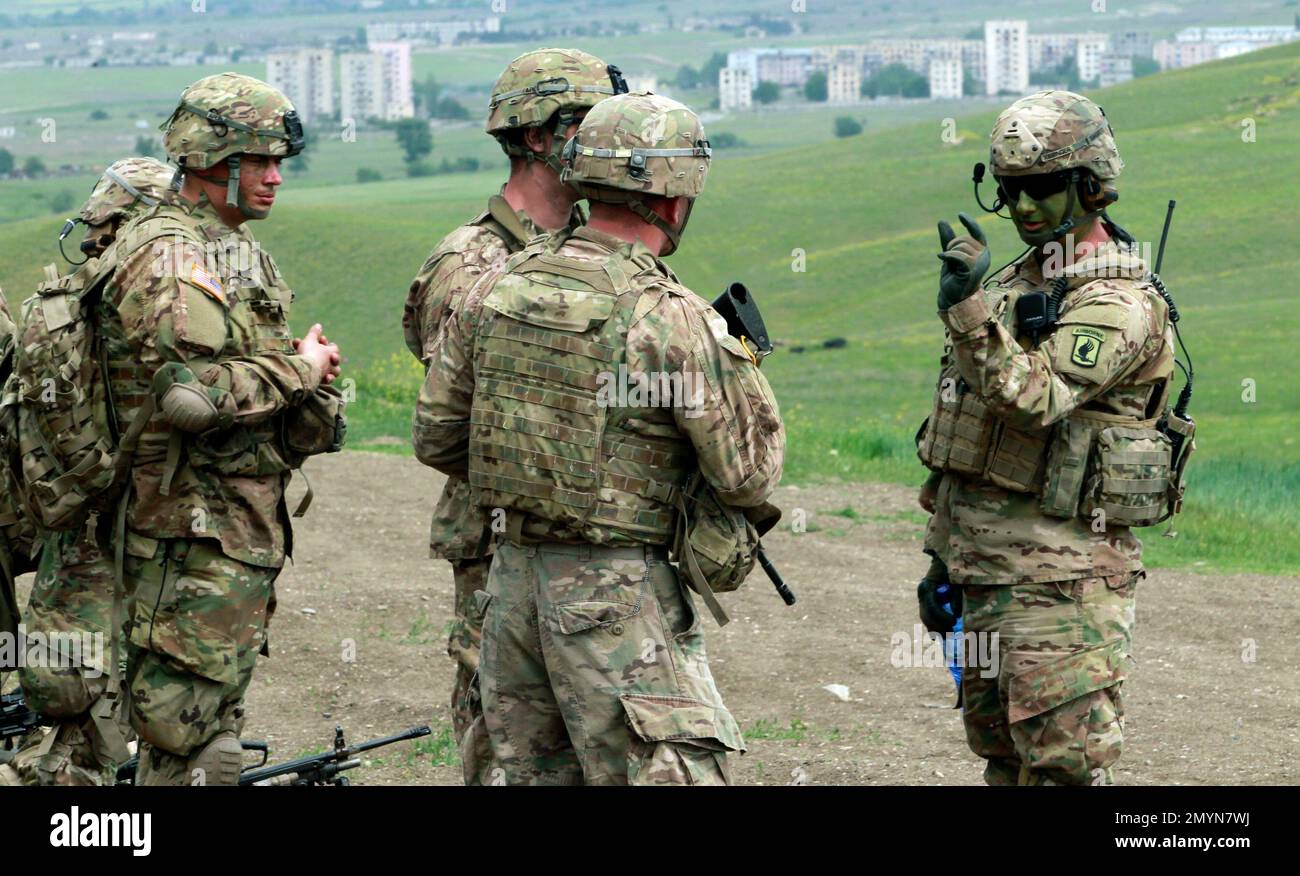 U.S. servicemen head to firing positions during joint military ...