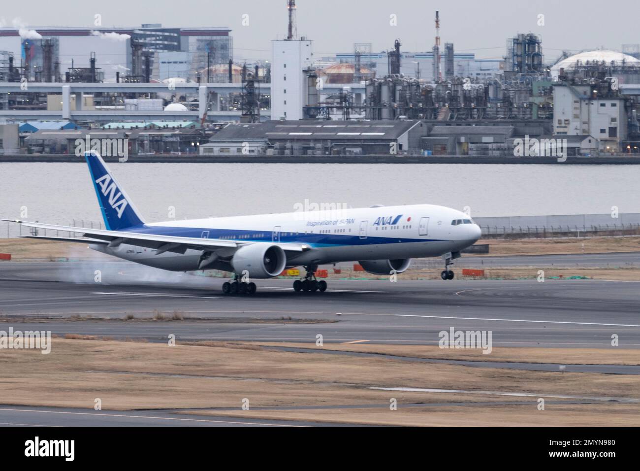 All nippon airways 777 300er hi-res stock photography and images - Alamy