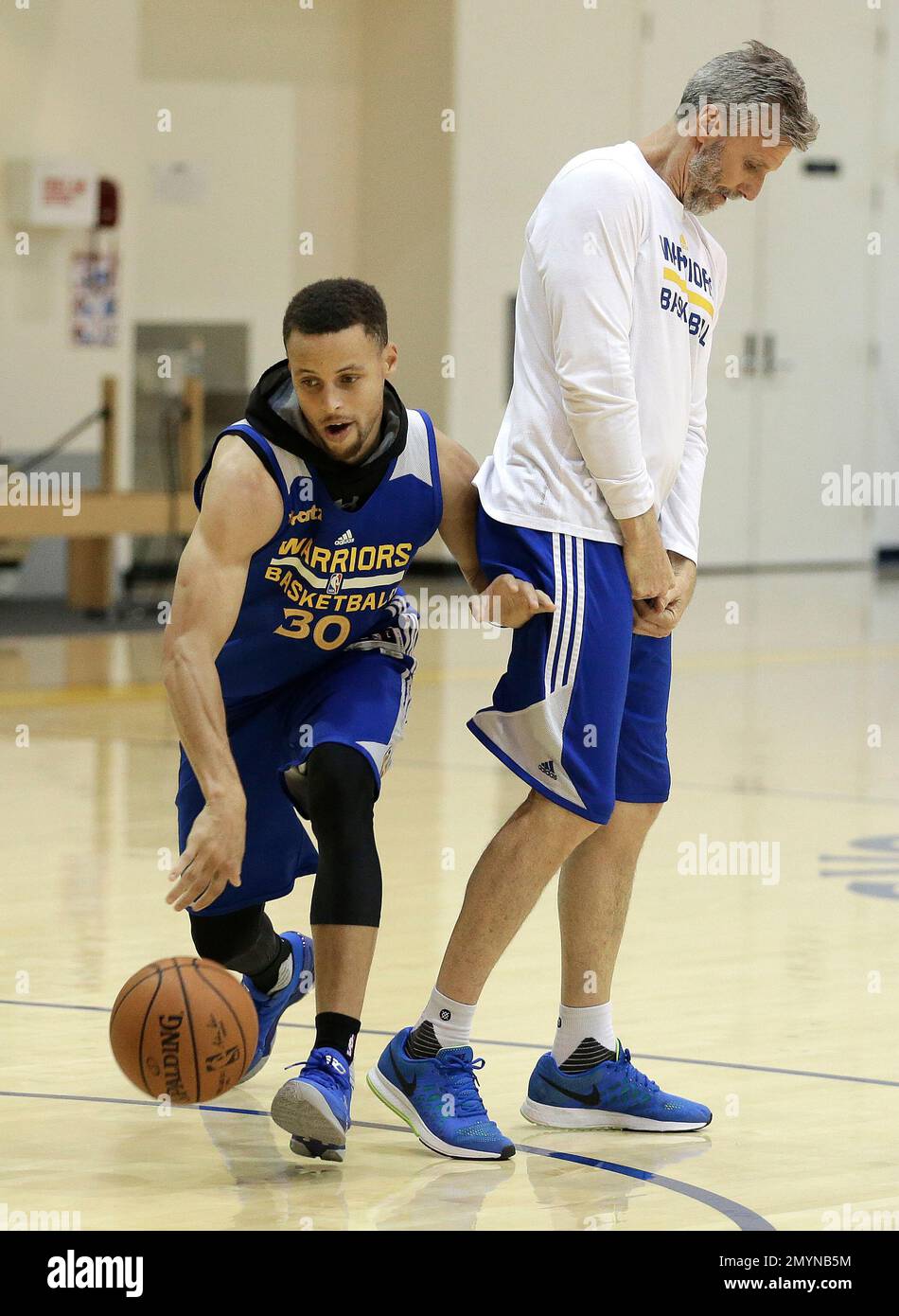 Golden State Warriors' Stephen Curry, left, works out with player ...