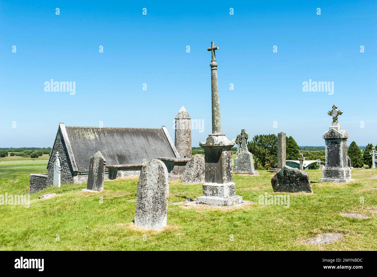 Ireland clonmacnoise cemetery hi-res stock photography and images - Alamy
