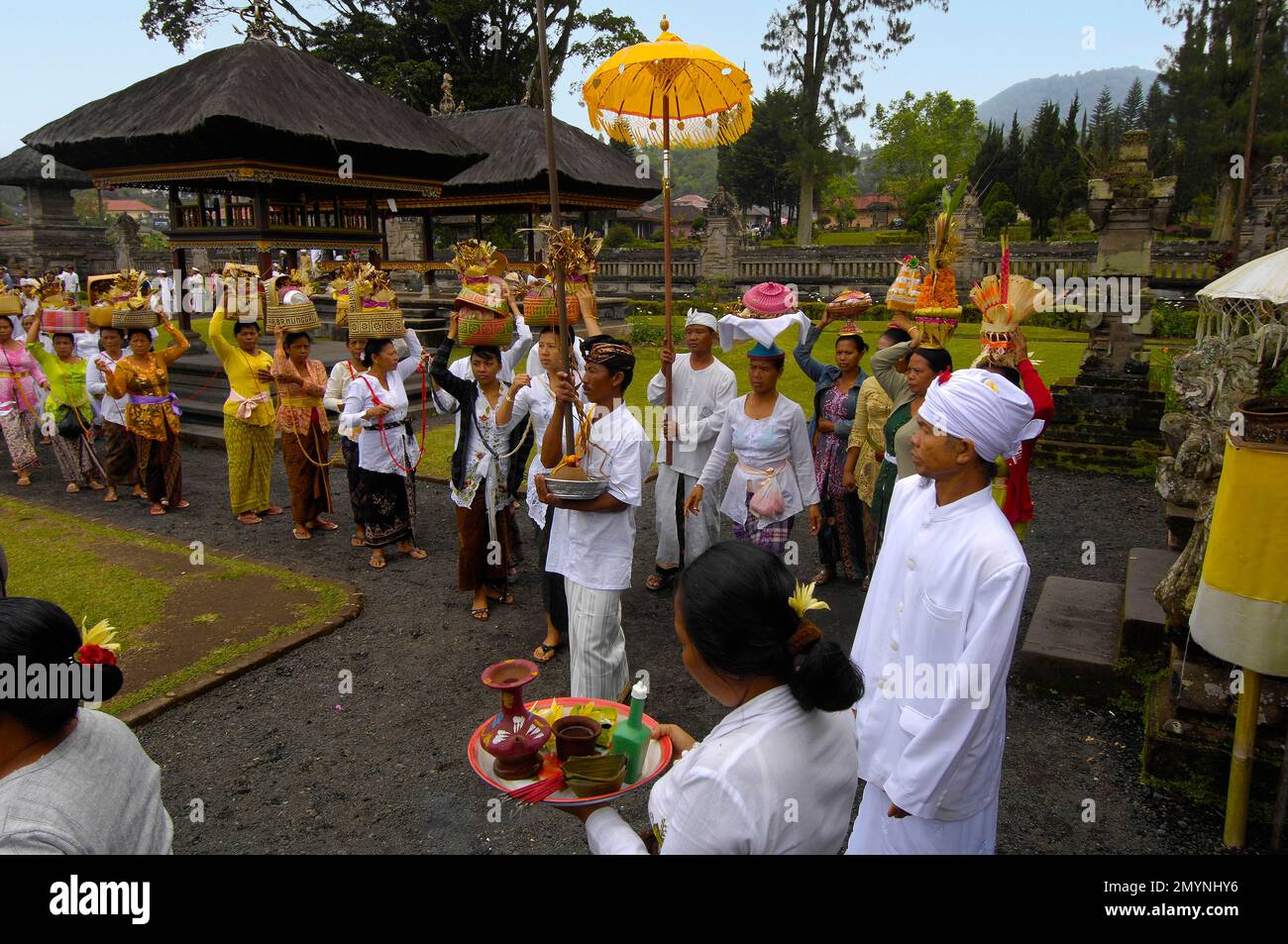 Devout Hindus at Hindu procession, Buddhist Hindu temple complex Pura ...