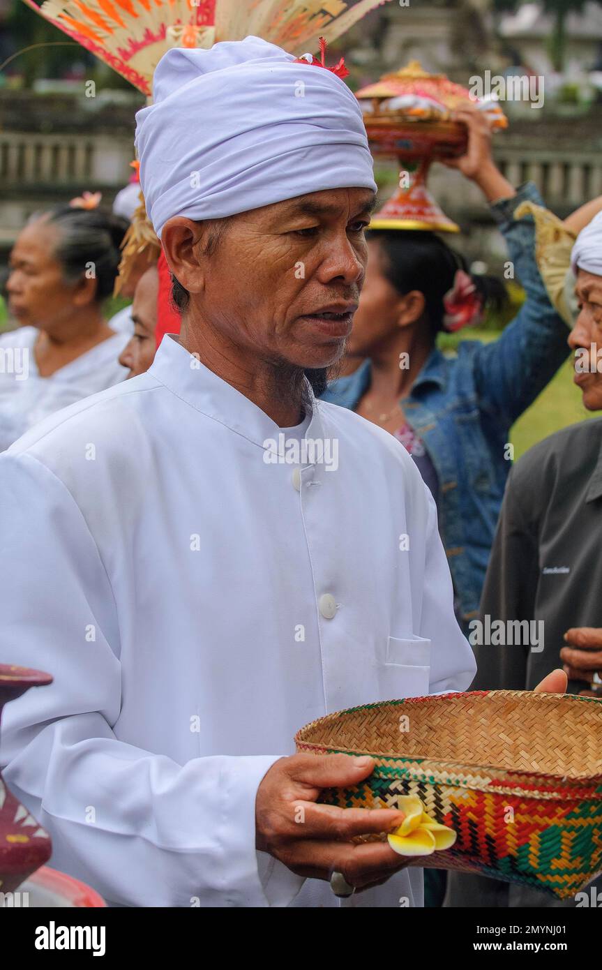 Hindu priest with basket for offerings, Buddhist Hindu temple complex ...