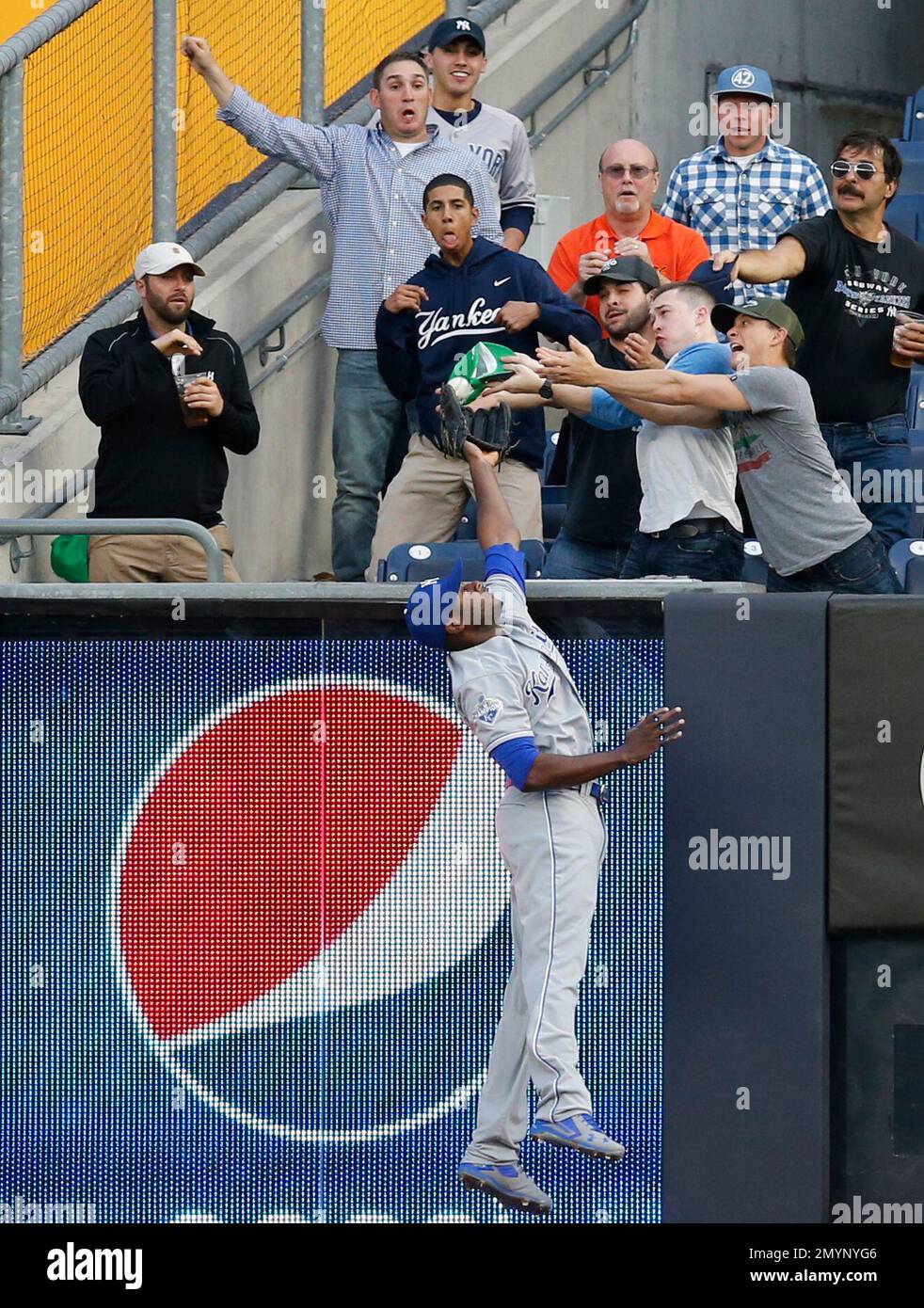 Kansas City Royals center fielder Lorenzo Cain (6) leaps but can't ...