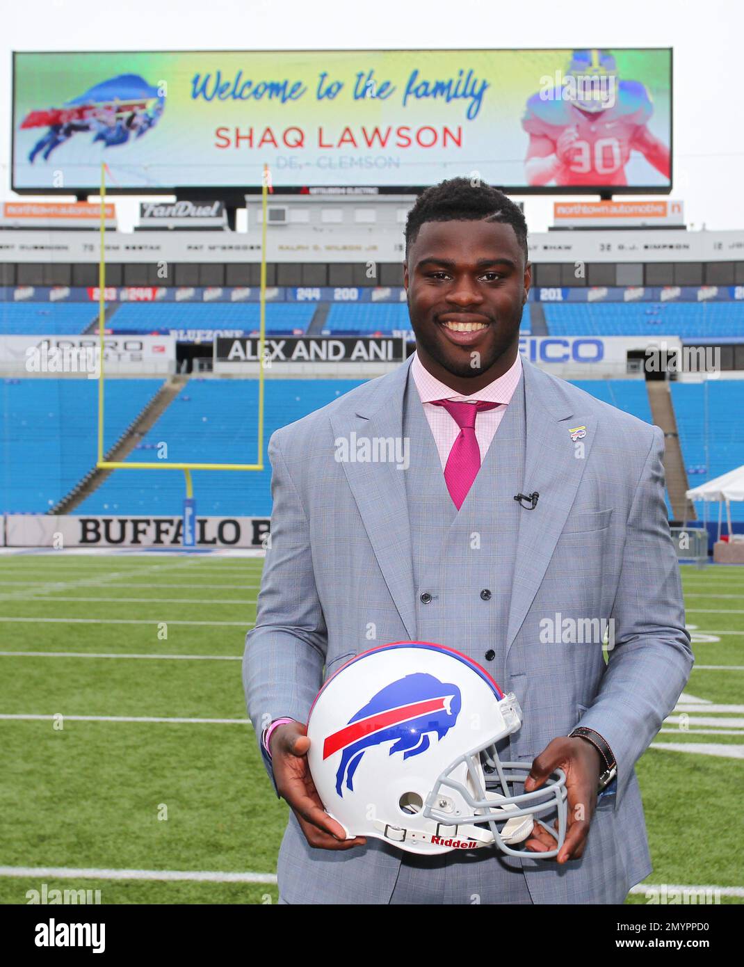 Buffalo Bills first round NFL draft pick Shaq Lawson poses for photos ...